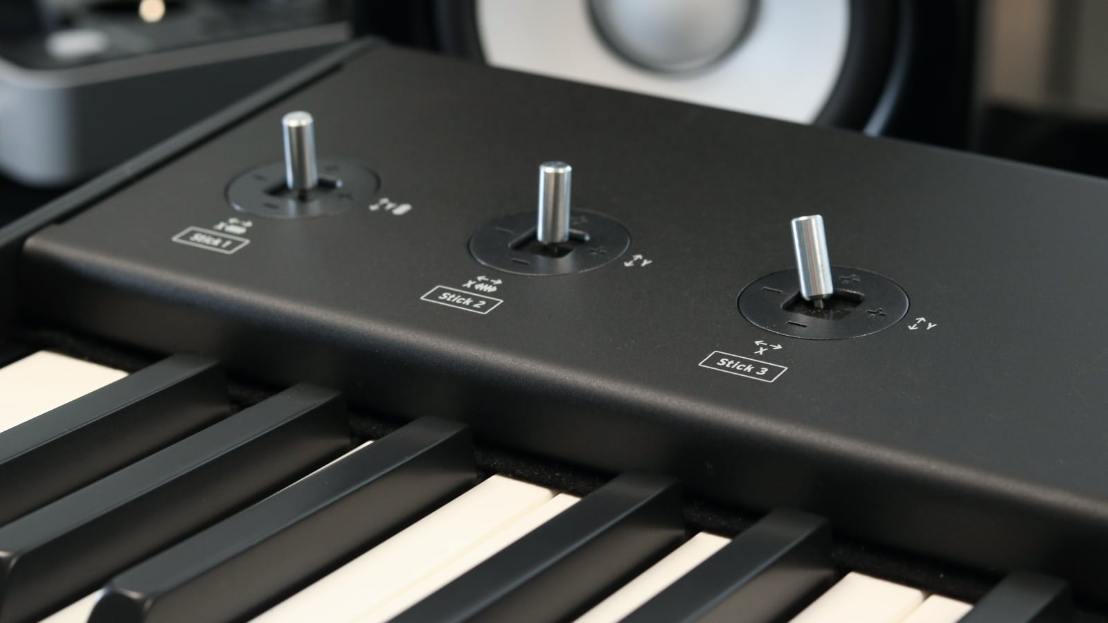 Review: Studiologic SL88 Grand – USB/MIDI Controller with Wooden Keys ...